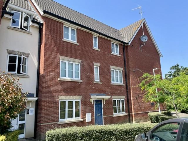 2 bedroom ground flat for sale