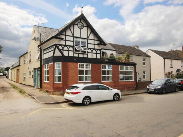 2 bedroom ground flat for sale