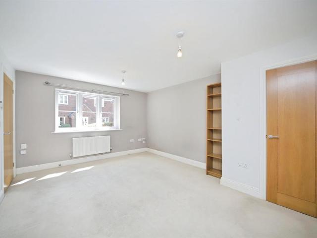 2 bedroom ground flat for sale