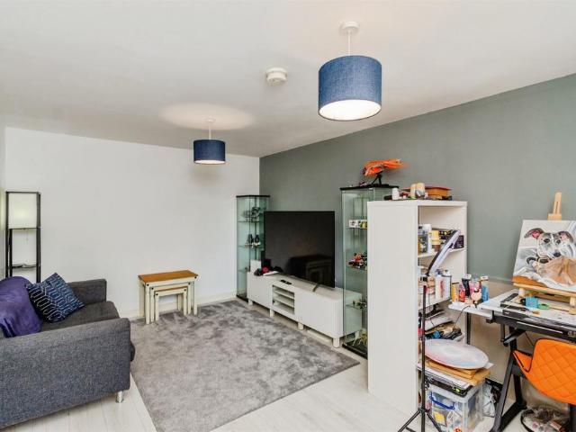 2 bedroom ground flat for sale