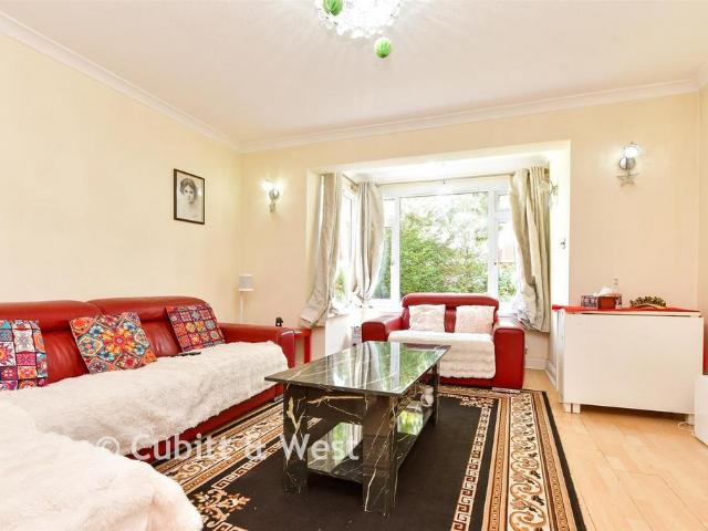 2 bedroom ground flat for sale