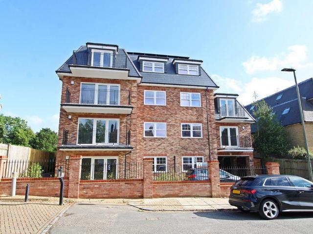 2 bedroom ground flat for sale