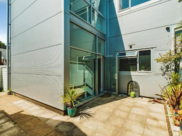 2 bedroom ground flat for sale
