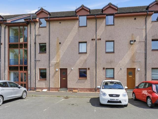 2 bedroom ground flat for sale