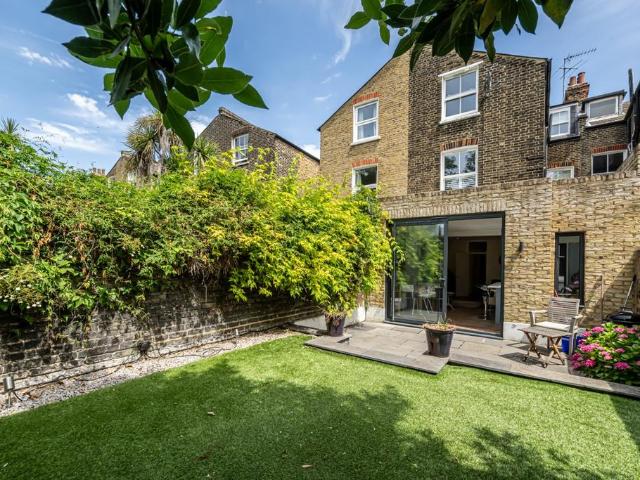 2 bedroom ground flat for sale