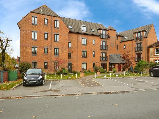 2 bedroom ground flat for sale