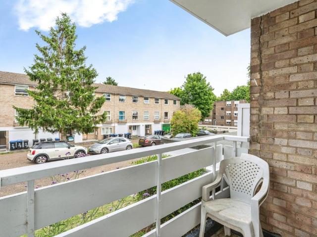 2 bedroom ground flat for sale