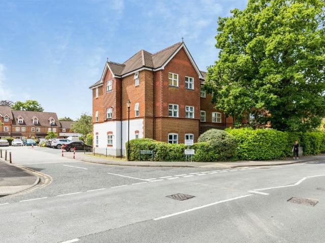 2 bedroom ground flat for sale