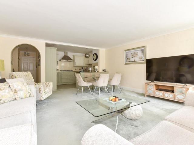2 bedroom ground flat for sale