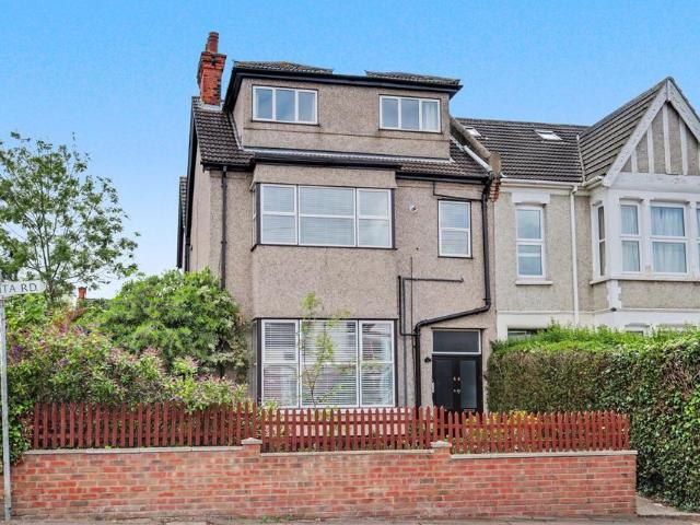2 bedroom ground flat for sale