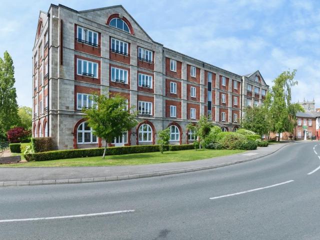 2 bedroom ground flat for sale