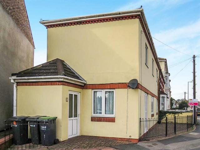 2 bedroom ground flat for sale