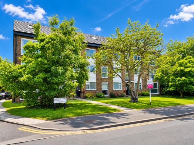 2 bedroom ground flat for sale