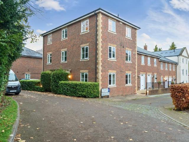 2 bedroom ground flat for sale