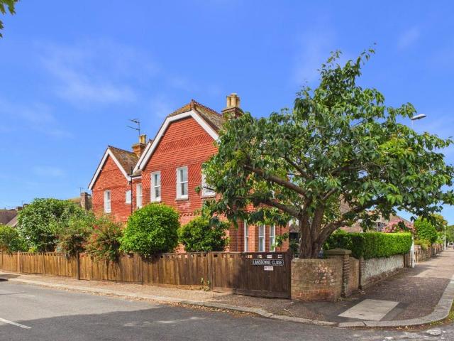 2 bedroom ground flat for sale