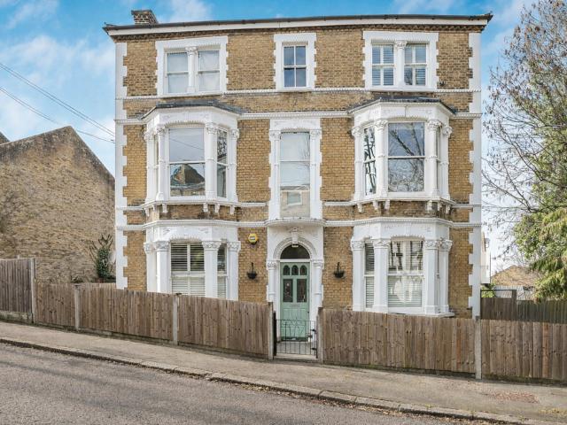 2 bedroom ground flat for sale
