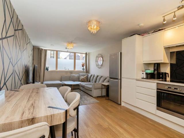 2 bedroom ground flat for sale