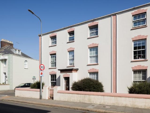 2 bedroom ground flat for sale