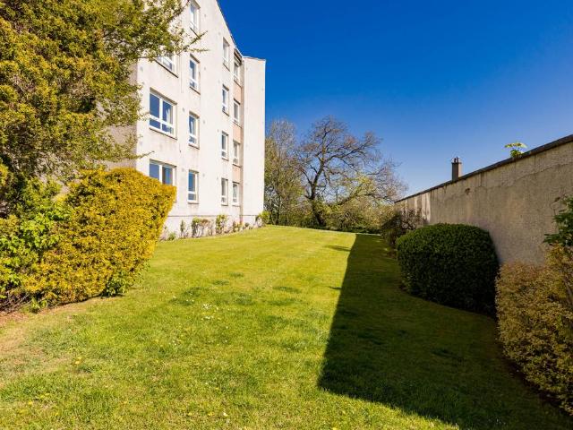 2 bedroom ground flat for sale