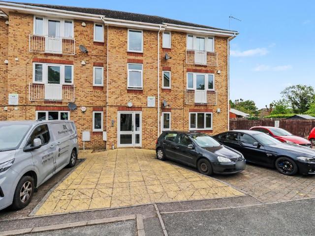 2 bedroom ground flat for sale