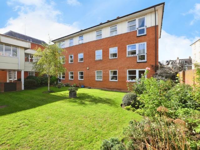 2 bedroom ground flat for sale