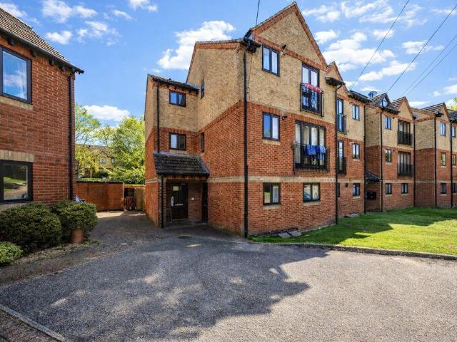 2 bedroom ground flat for sale