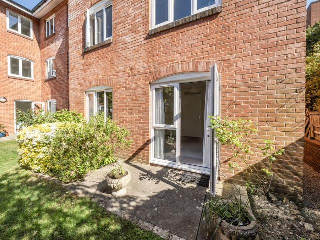 2 bedroom ground flat for sale