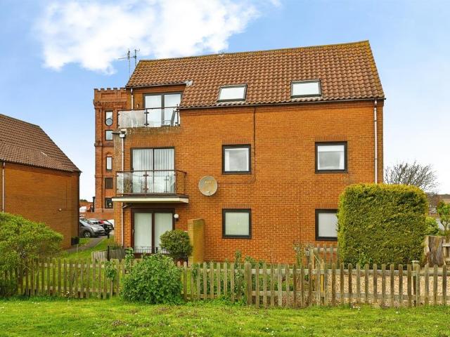 2 bedroom ground flat for sale
