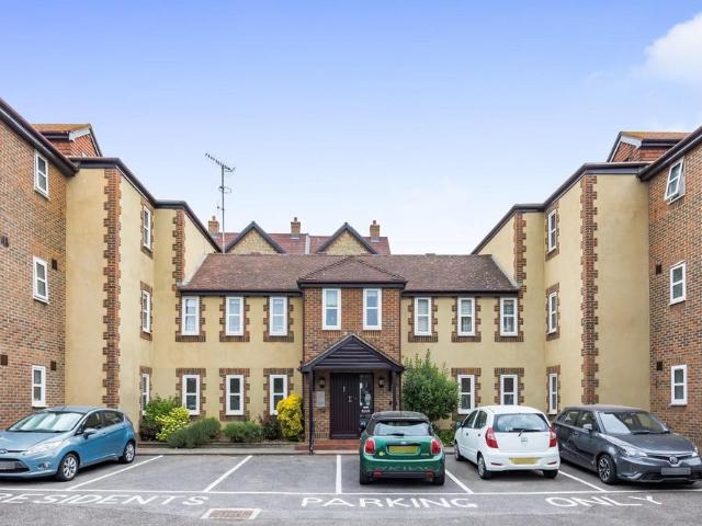2 bedroom ground flat for sale
