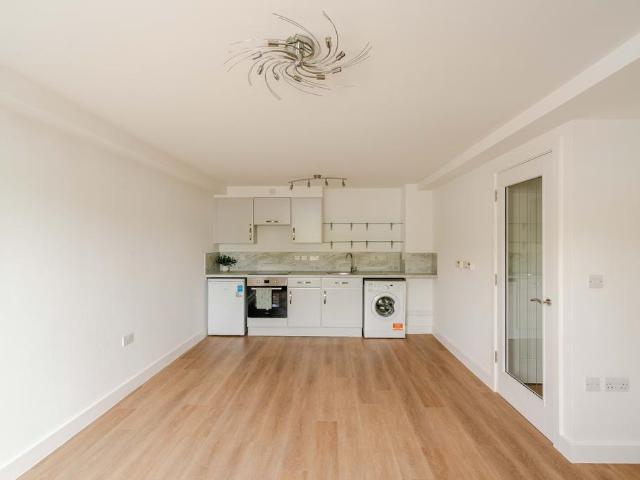 2 bedroom ground flat for sale