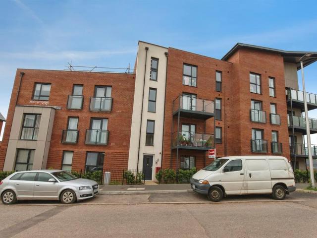 2 bedroom ground flat for sale