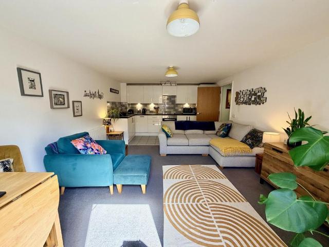 2 bedroom ground flat for sale