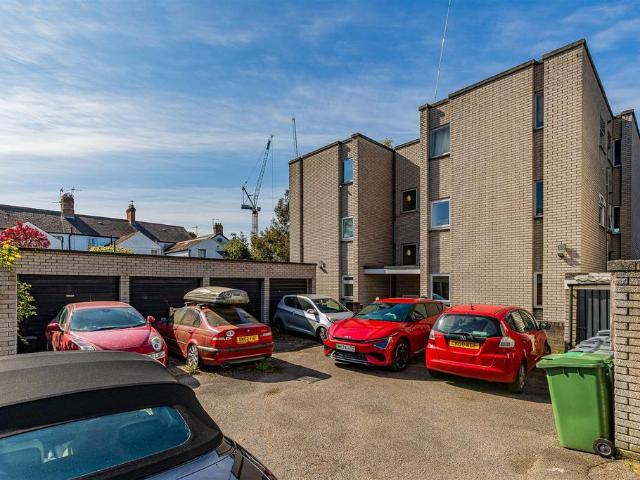 2 bedroom ground flat for sale