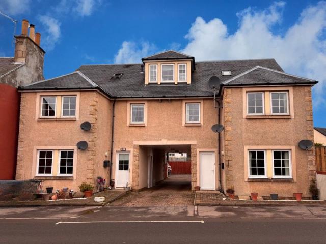 2 bedroom ground flat for sale
