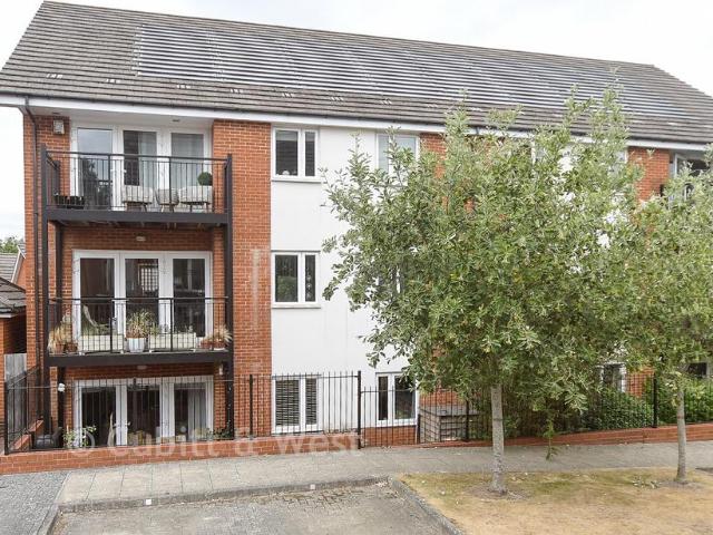2 bedroom ground flat for sale