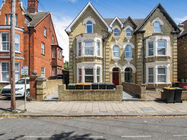 2 bedroom ground flat for sale
