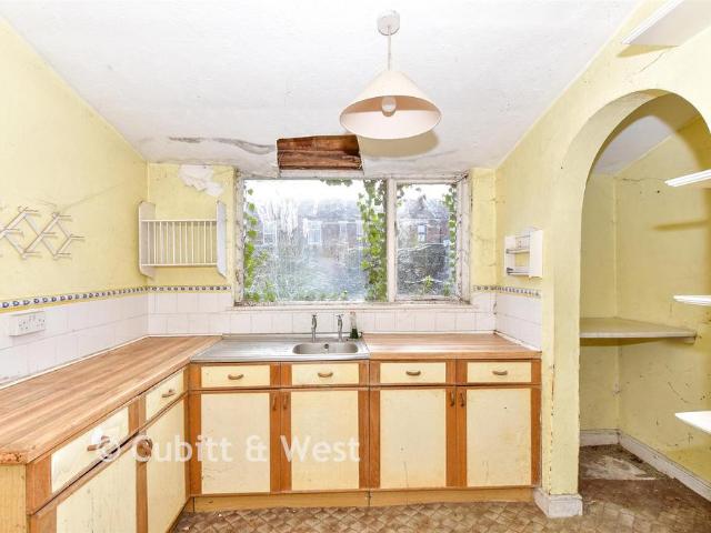 2 bedroom ground flat for sale