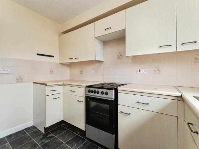 2 bedroom ground flat for sale