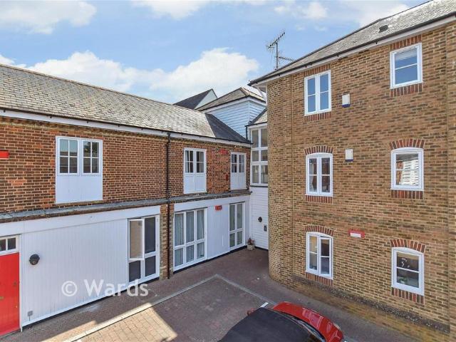 2 bedroom ground flat for sale