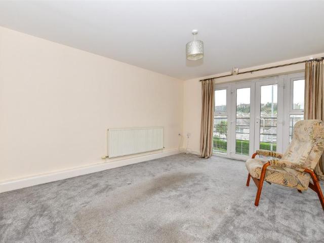 2 bedroom ground flat for sale