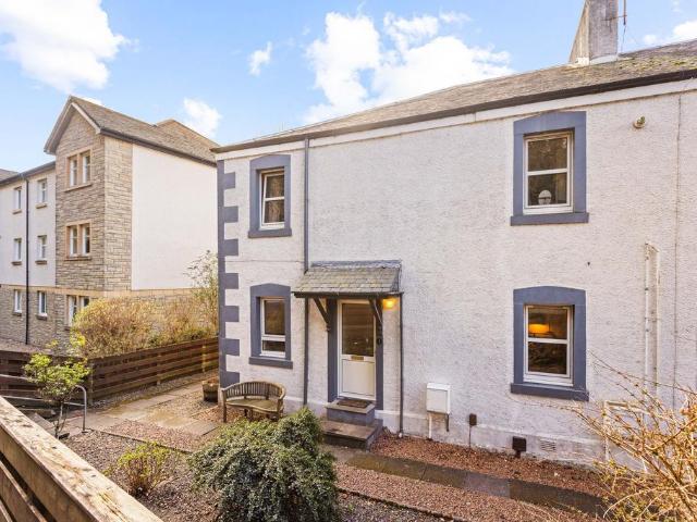 2 bedroom ground flat for sale