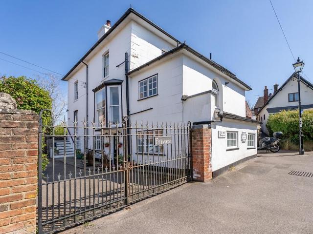 2 bedroom ground flat for sale