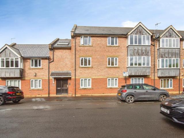 2 bedroom ground flat for sale