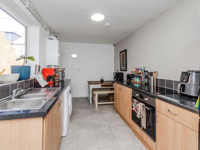 2 bedroom ground flat for sale