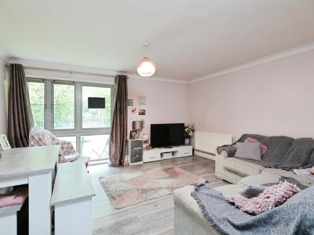 2 bedroom ground flat for sale