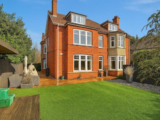 2 bedroom ground flat for sale