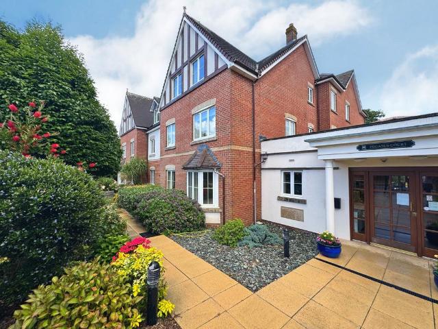2 bedroom ground flat for sale