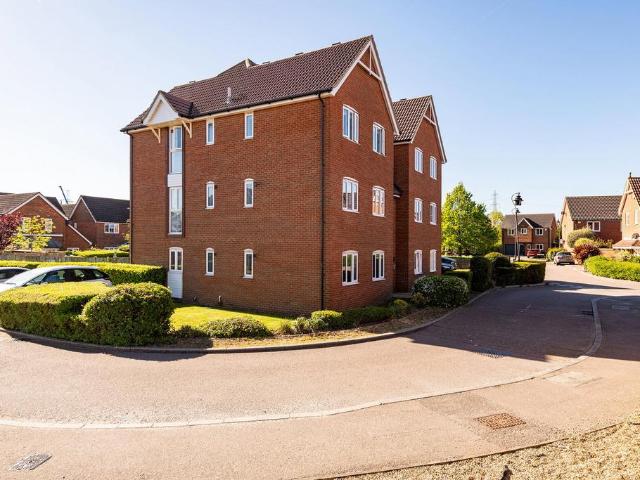 2 bedroom ground flat for sale