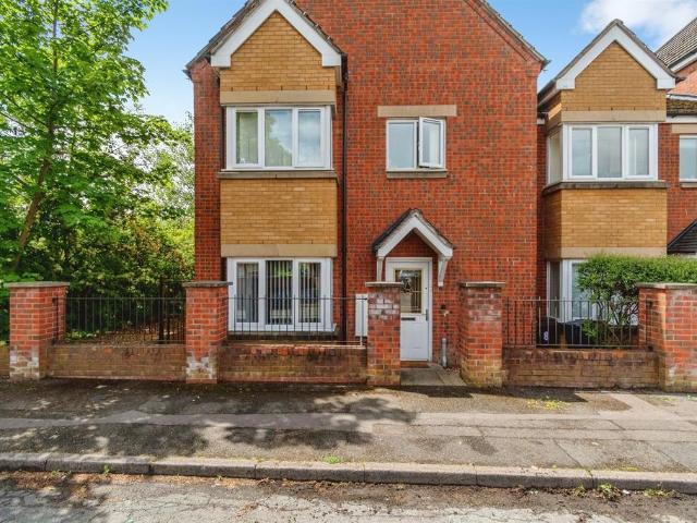 2 bedroom ground flat for sale