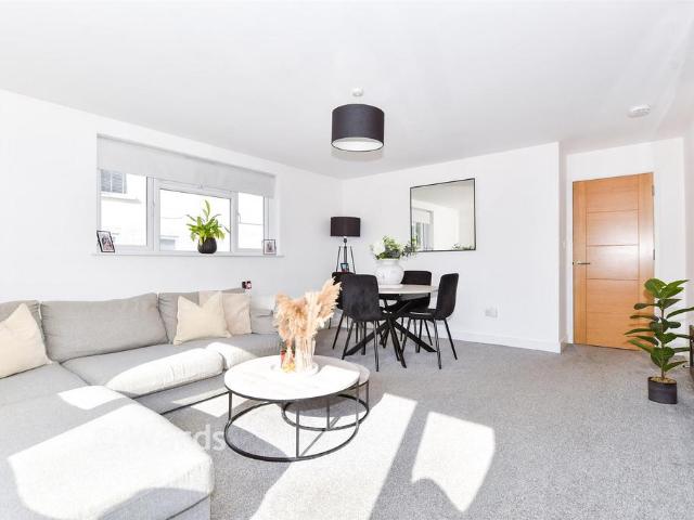 2 bedroom ground flat for sale